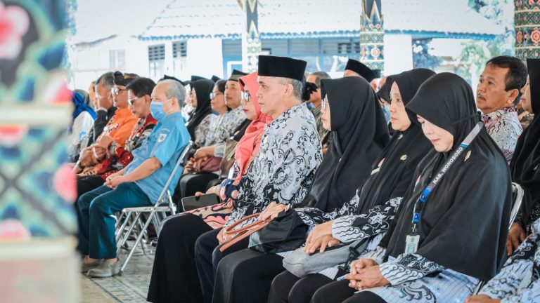 Penyerahan SK Pensiun Warnai Perayaan HUT KORPRI dan PGRI di Wonosobo ...